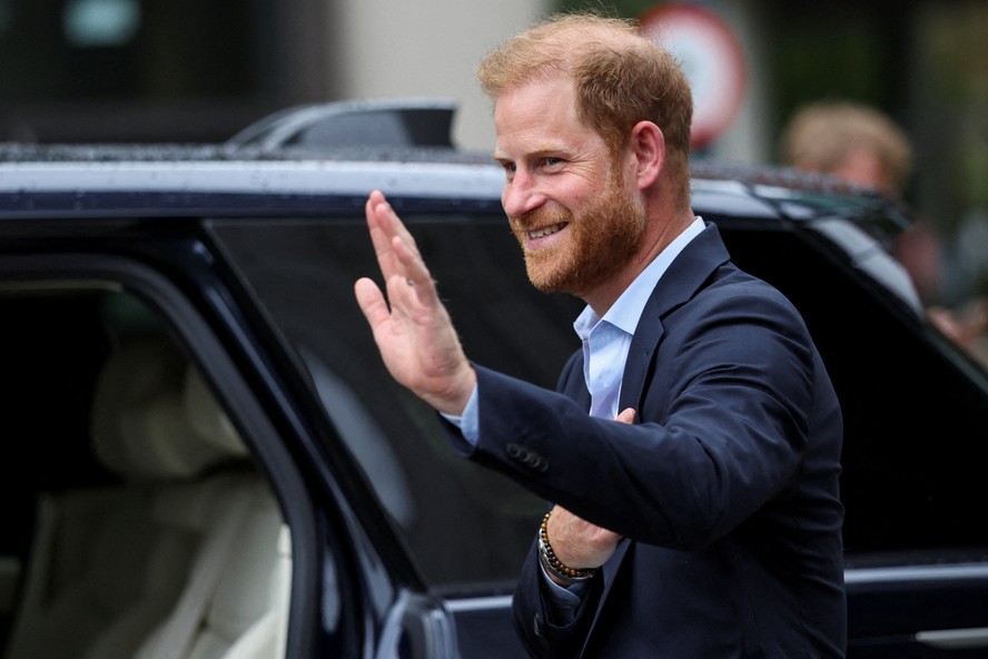 Reencontro real: príncipe Harry visita rei Charles III pela primeira ...