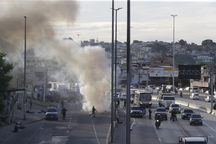 Helicóptero da PM é atingido por tiros durante operação no Complexo de ...
