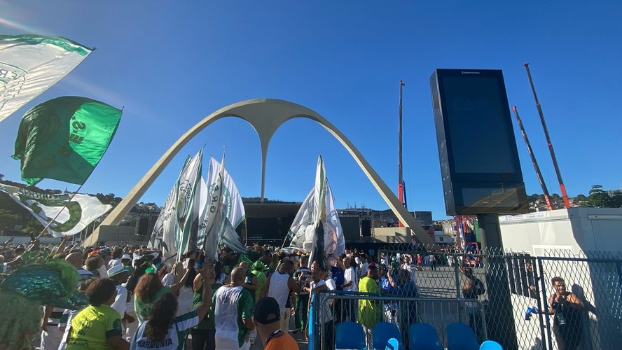Dobro do tempo máximo: Império Serrano aproveita a Sapucaí em desfile ...