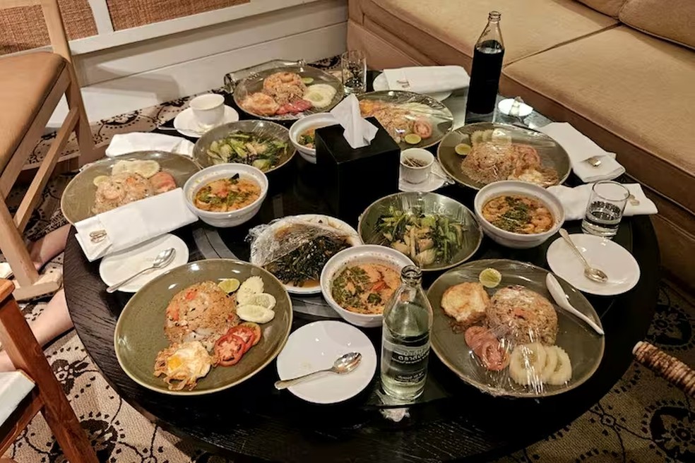 Porta lacrada, banquete intacto e amigo suspeito: seis turistas são ...