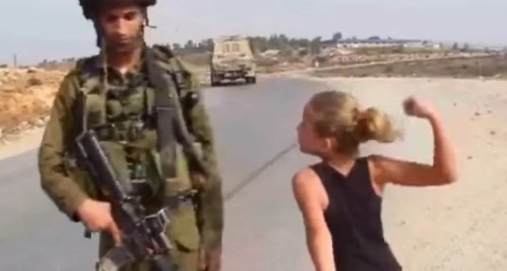 A ativista que virou símbolo da resistência Palestina ao morder soldado ...