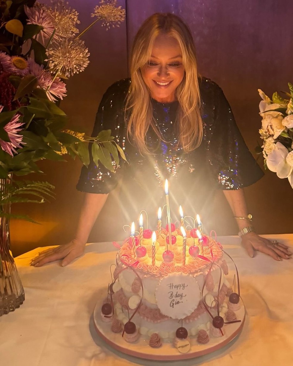 Disse 'sim'? Marina Ruy Barbosa surpreende, se ajoelha e presenteia a ...