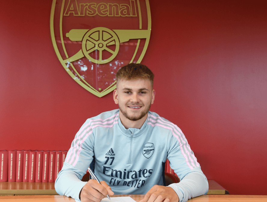Morre ex-jogador do Arsenal que estava em coma induzido após sofrer ...