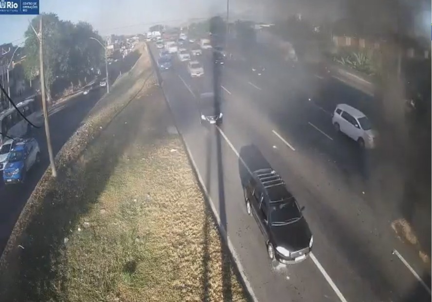 Manifestação interdita a Avenida Brasil na altura do Batan, em Realengo ...