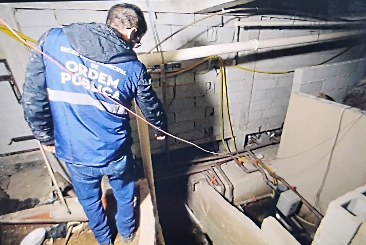 Em demolição de prédios do tráfico na Rocinha, túnel em parede falsa ...
