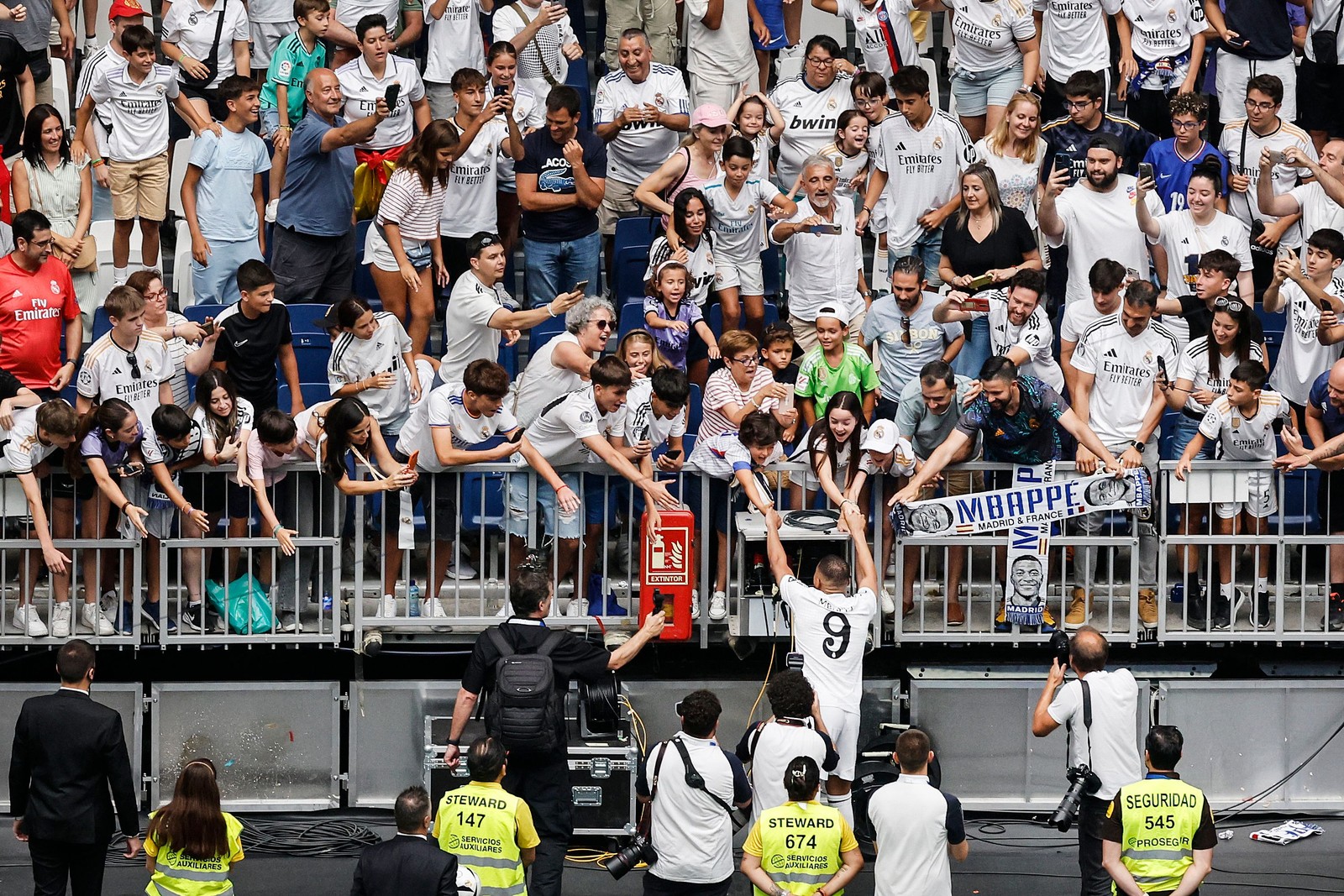 Com Santiago Bernabéu lotado, Mbappé é apresentado no Real Madrid; veja ...