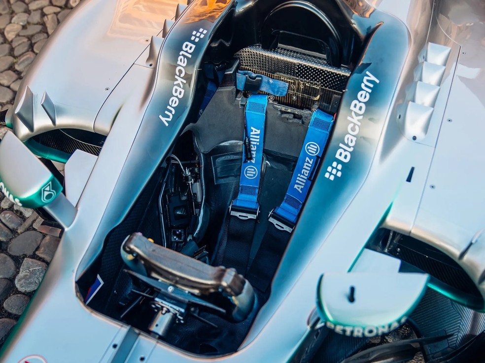 Mercedes rara de fórmula 1 pilotada por Hamilton vai a leilão por R$ 51 ...