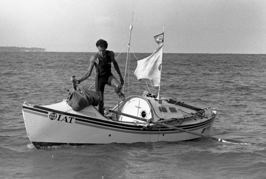 Cem dias com tubarões e tempestades: Amyr Klink relembra travessia do ...