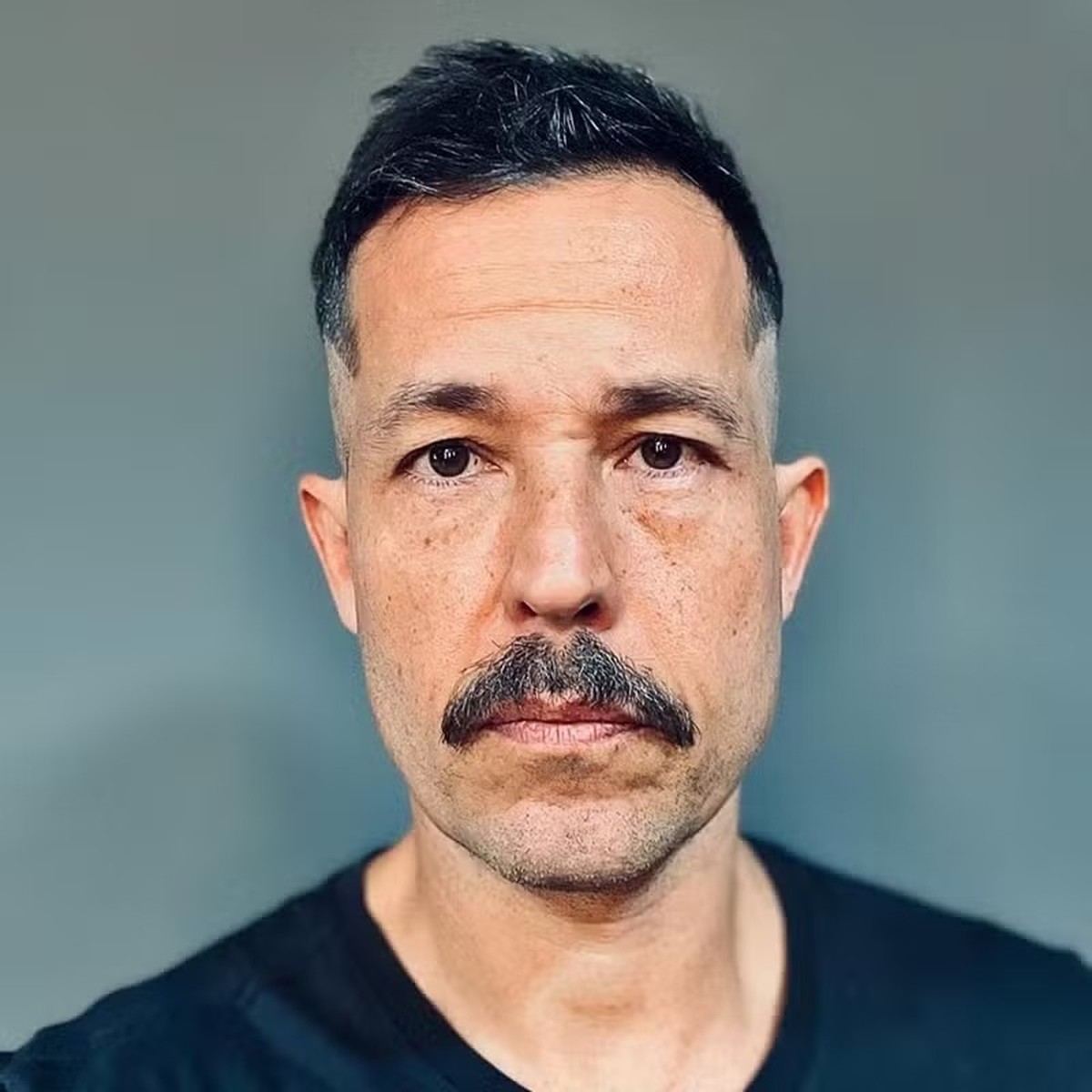 Roger Gobeth fala de novo projeto como ator e da paternidade aos 52 anos