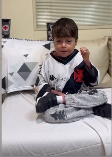 Menino Gui, que acordou do coma, visita o Vasco para 'passar energia ...