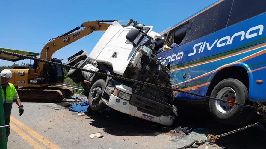 Acidente entre carreta e ônibus deixa ao menos quatro mortos e nove ...