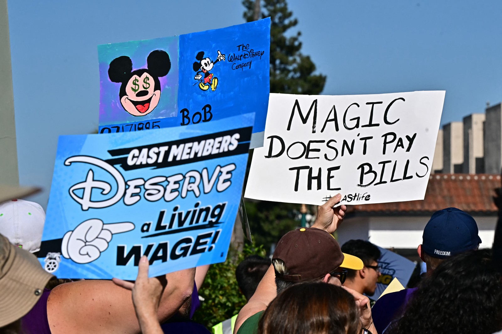 'Mickey, quero aumento': funcionários da Disney protestam por salários ...