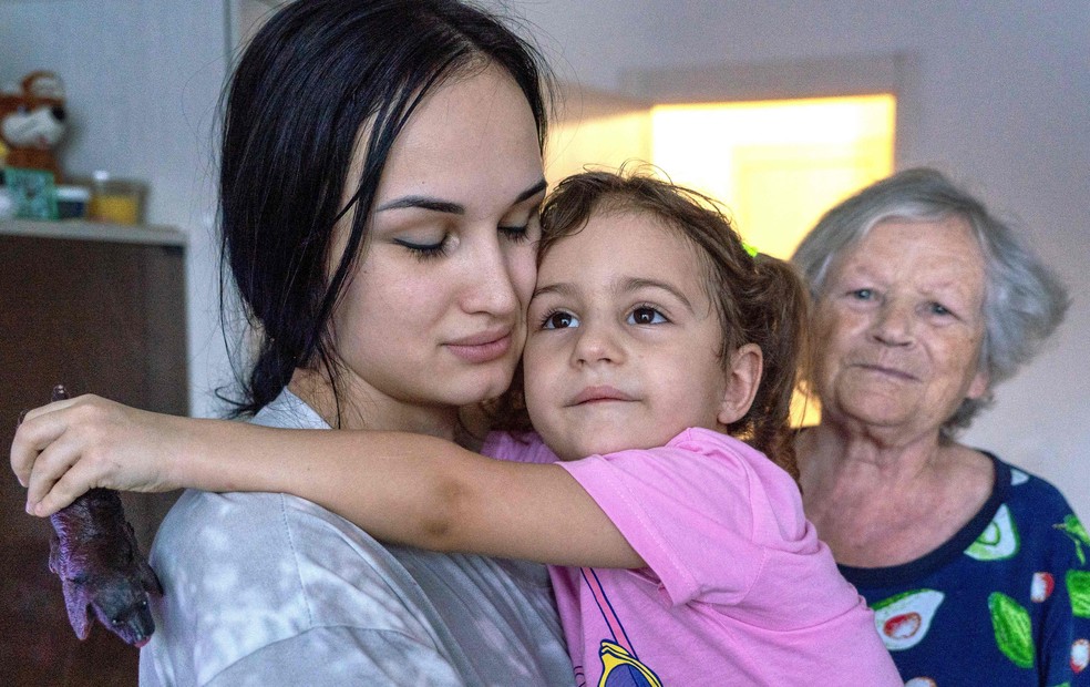 Separadas por guerra, mãe e filha russas se reencontram graças a ...