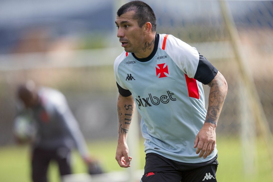 Liberado pela seleção, Medel volta ao Brasil e reforça o Vasco contra o ...