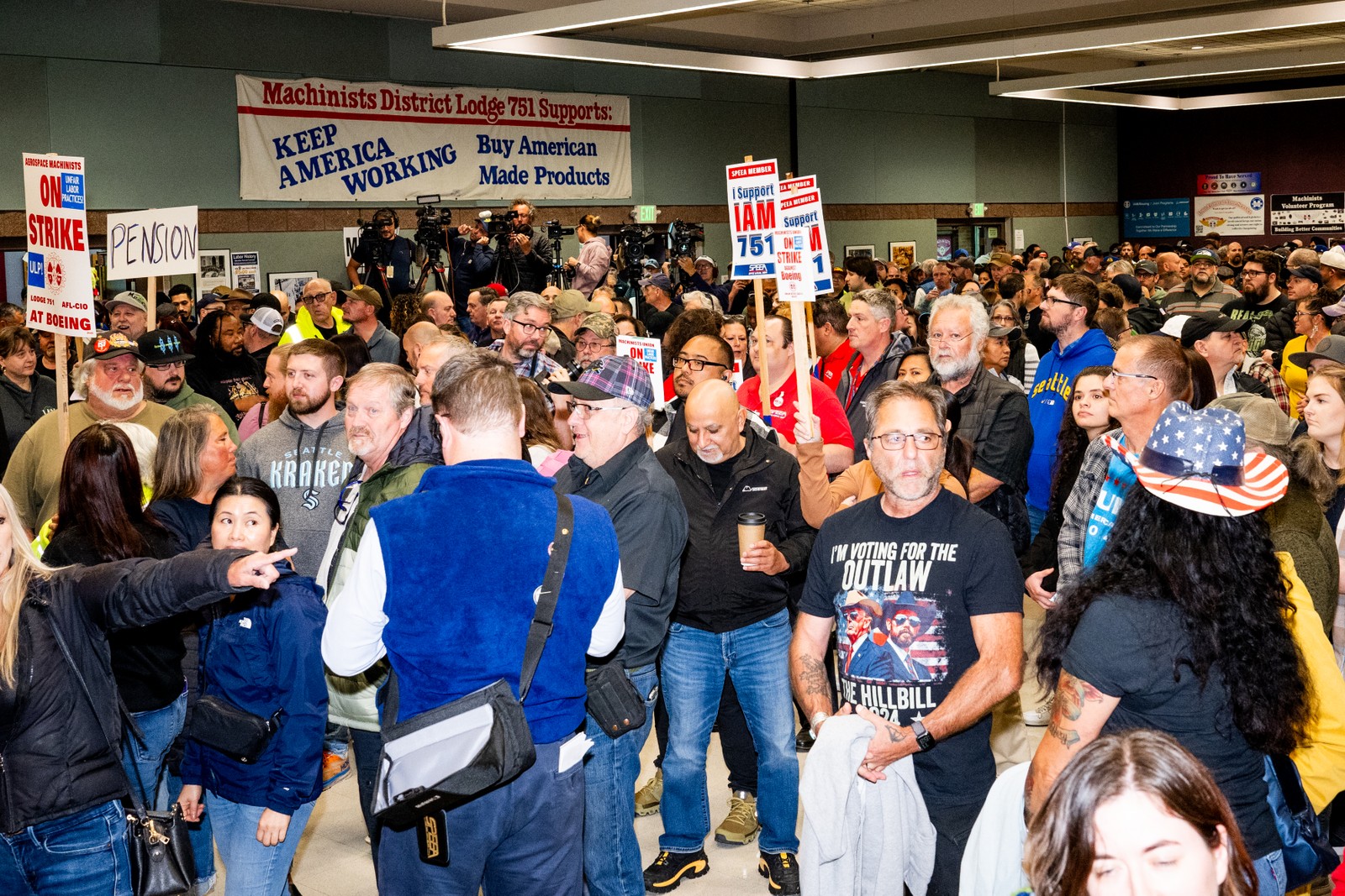 Boeing quer levantar US$ 15 bilhões com venda de ações e título, diz ...