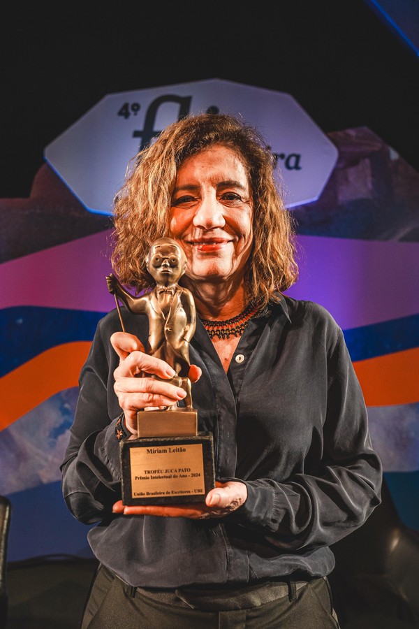 Míriam Leitão recebe o troféu Juca Pato de Intelectual do Ano em ...