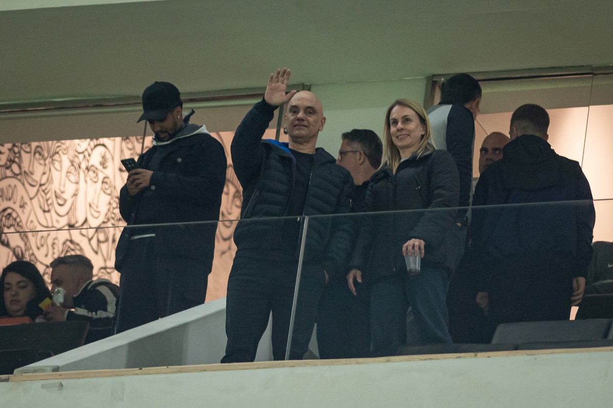 'Isso é postura?': Alexandre de Moraes mostra dedo do meio e gesto ...