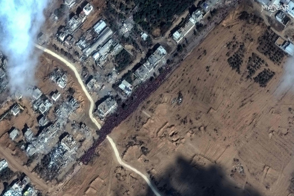 Imagens de satélite mostram multidão fugindo para o sul de Gaza