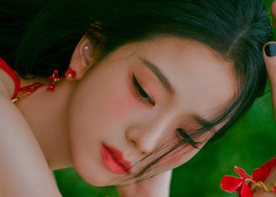 Carreira solo de Jisoo, do BLACKPINK, desabrocha no MV de 'Flower'; assista