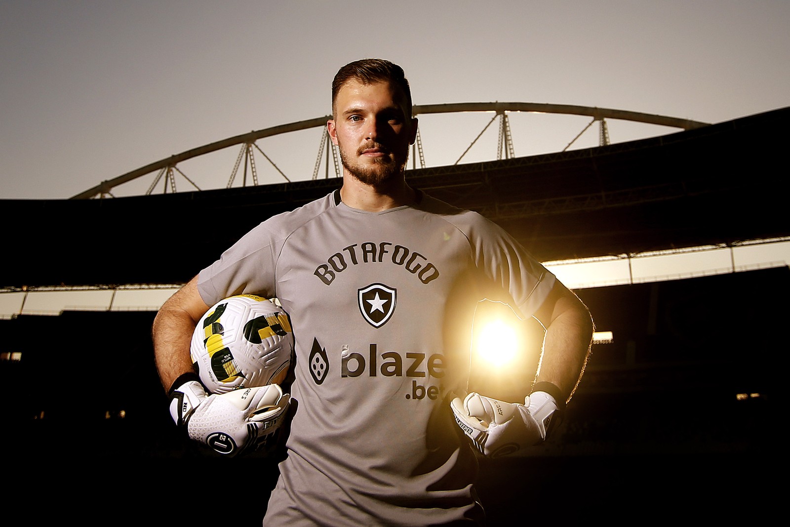 Goleiro galã do Botafogo: saiba quem é Lucas Perri, o líder de defesas ...