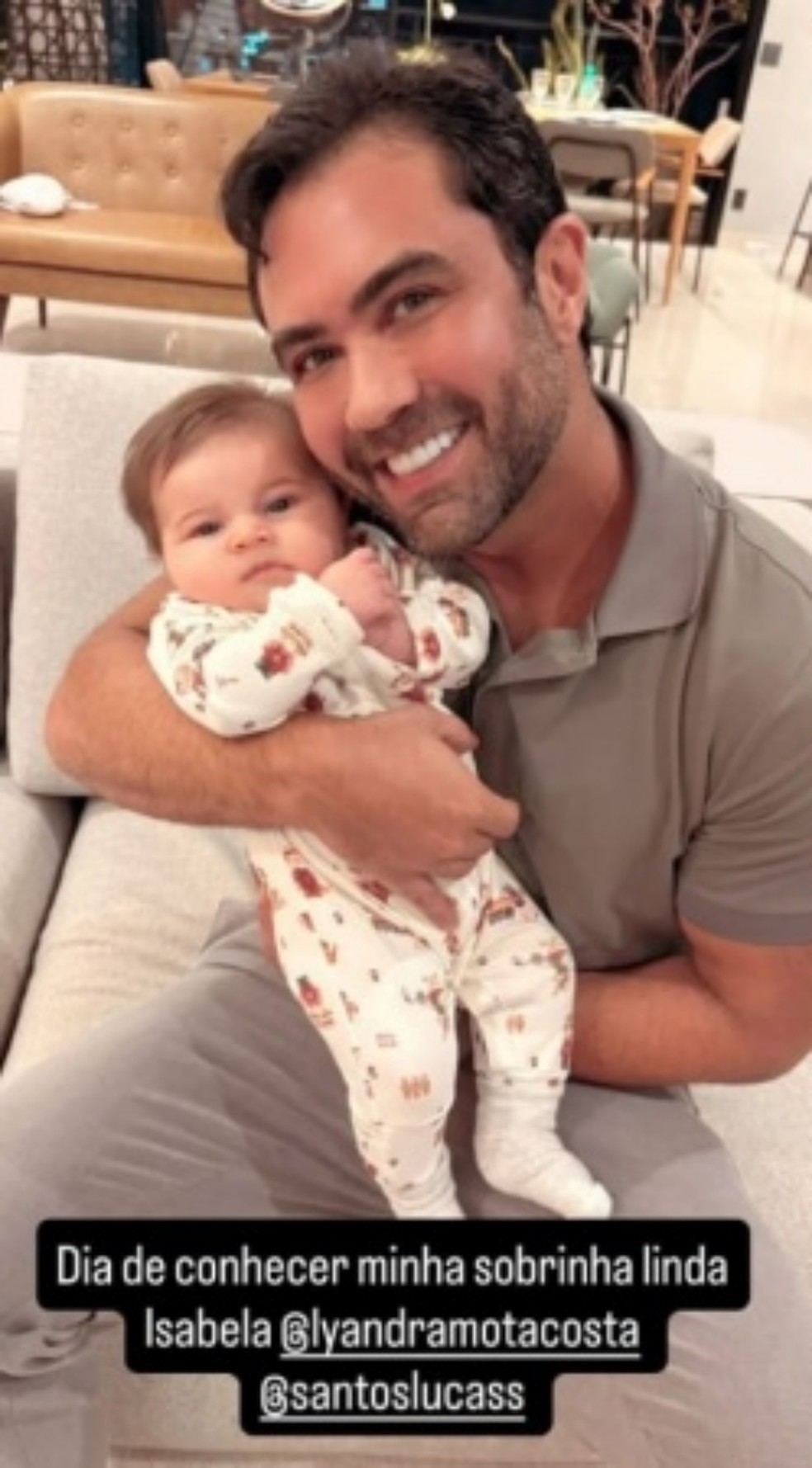 Filho de Leandro, Thiago Costa conhece sobrinha recém-nascida e encanta a web