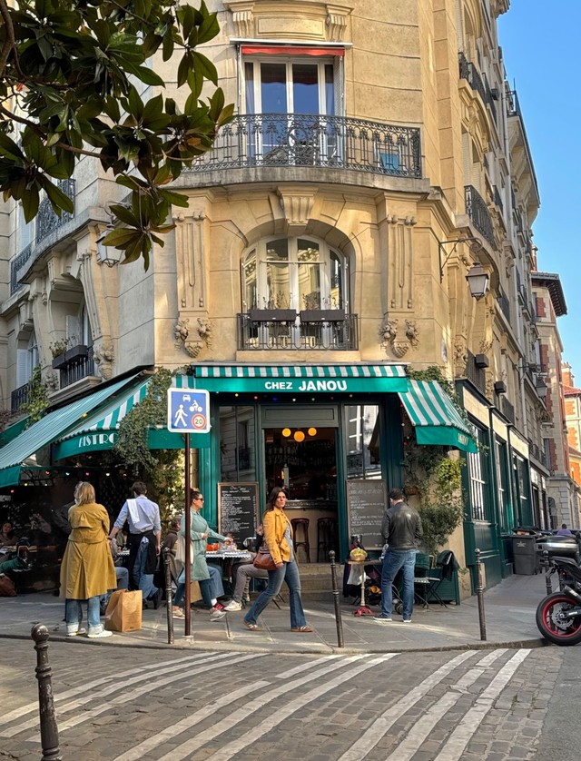 Mari Vidal apresenta 34 receitas em 'Saboreando Paris', criado entre cafés parisienses