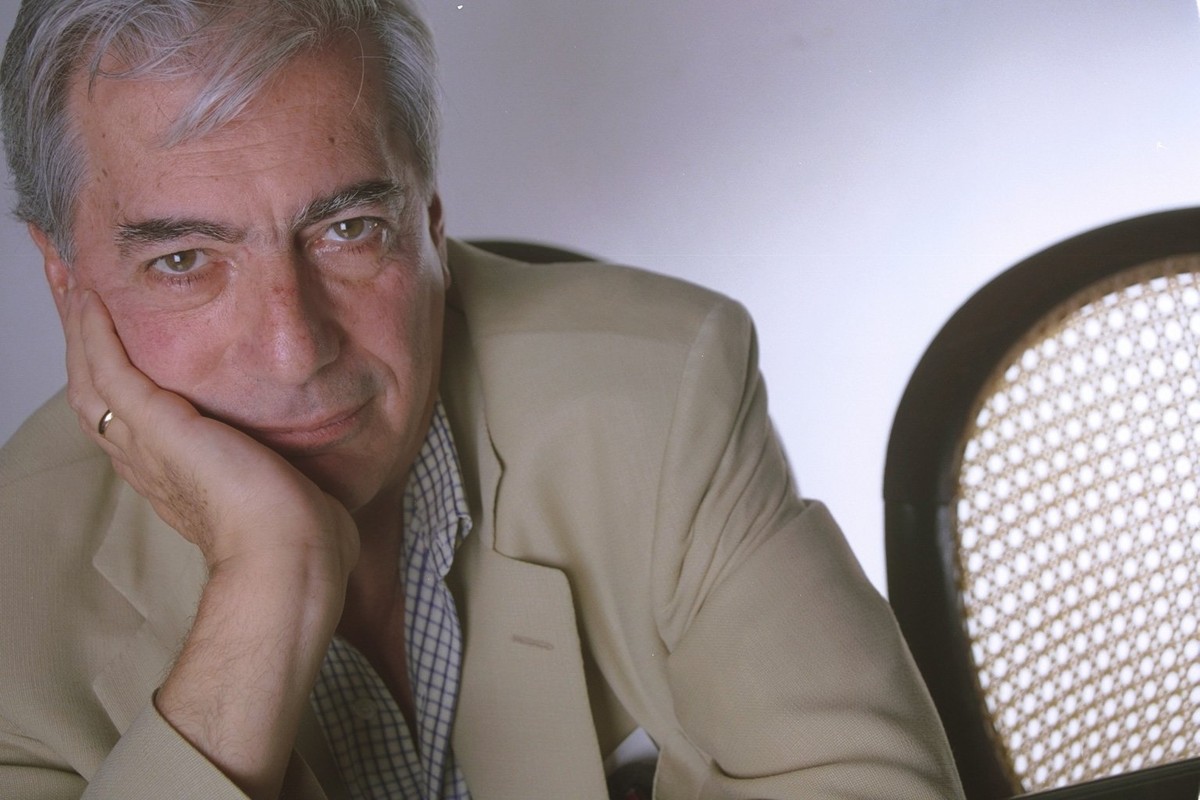 Em Paris, Vargas Llosa atuou como jornalista em agência de notícias ...