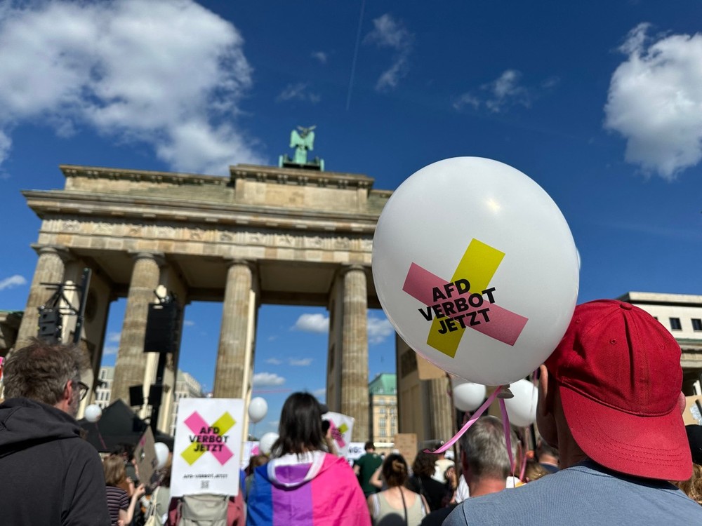 Milhares de manifestantes pedem proibição do partido de extrema direita ...