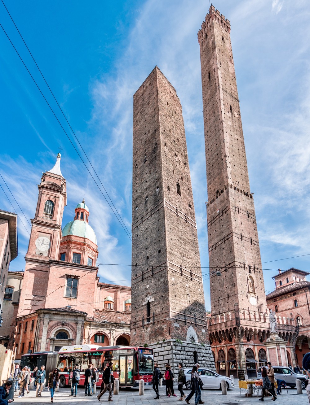 Na Itália, uma 'outra Torre de Pisa' está cada vez mais torta e corre o ...
