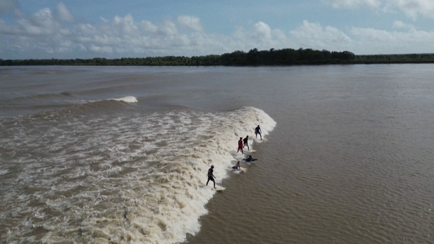 Pororoca: Surfistas desafiam ondas dos rios na Amazônia brasileira ...