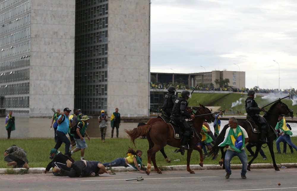 O relato de um fotógrafo que capturou os ataques de 8 de janeiro