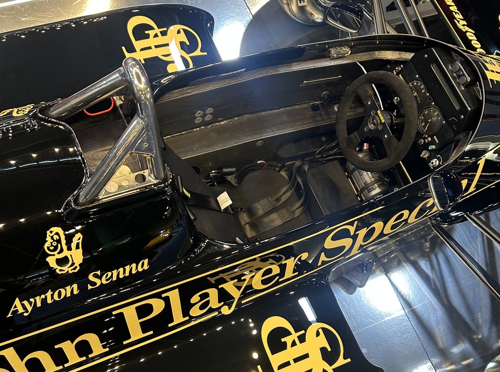 Lotus de gesto icônico de Ayrton Senna é exposta em Paris antes de ir a ...