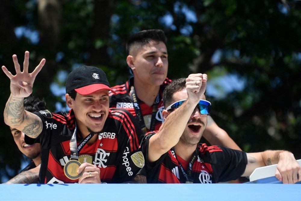 Jogadores do Flamengo celebram título da Libertadores com torcida no ...