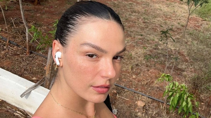 Isis Valverde surge sem maquiagem e detalhe chama atenção em rosto da ...