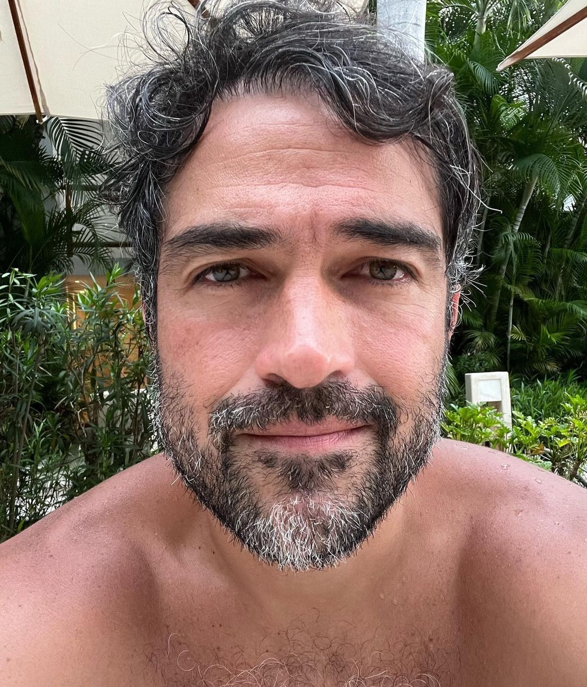 Alfonso Herrera, do RBD, faz 40 anos e ganha elogio das fãs: 'Igual vinho'