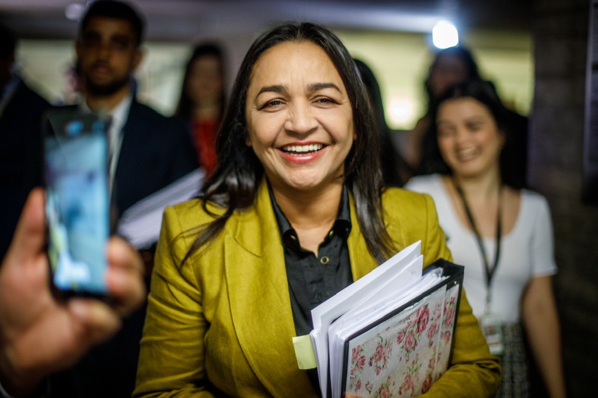 Senadora organiza café com bancada evangélica em prol de Dino