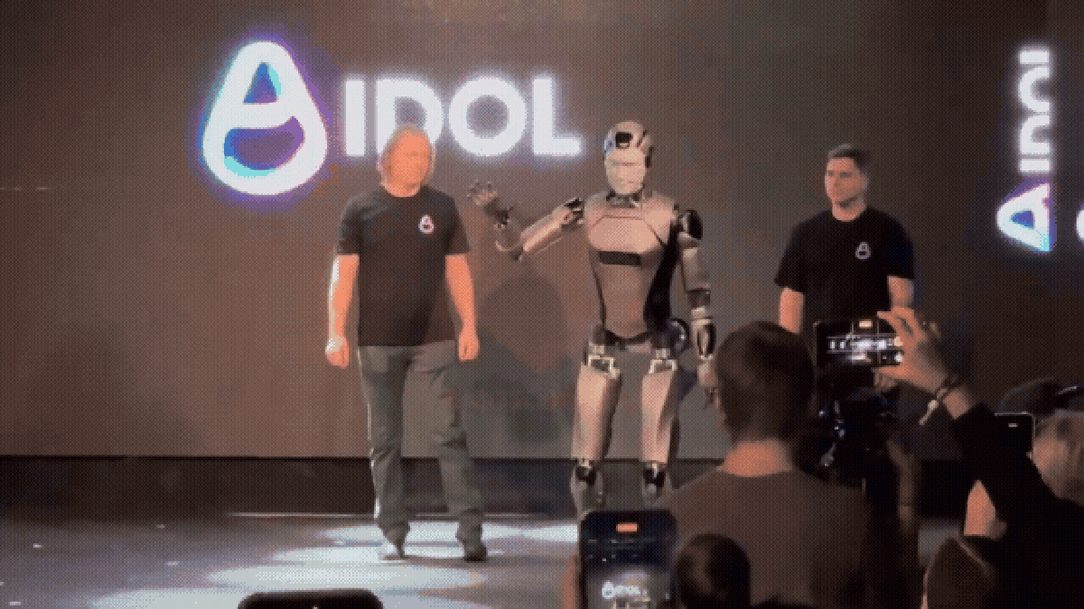 Robô humanoide russo cai de cara no palco durante estreia em Moscou; vídeo