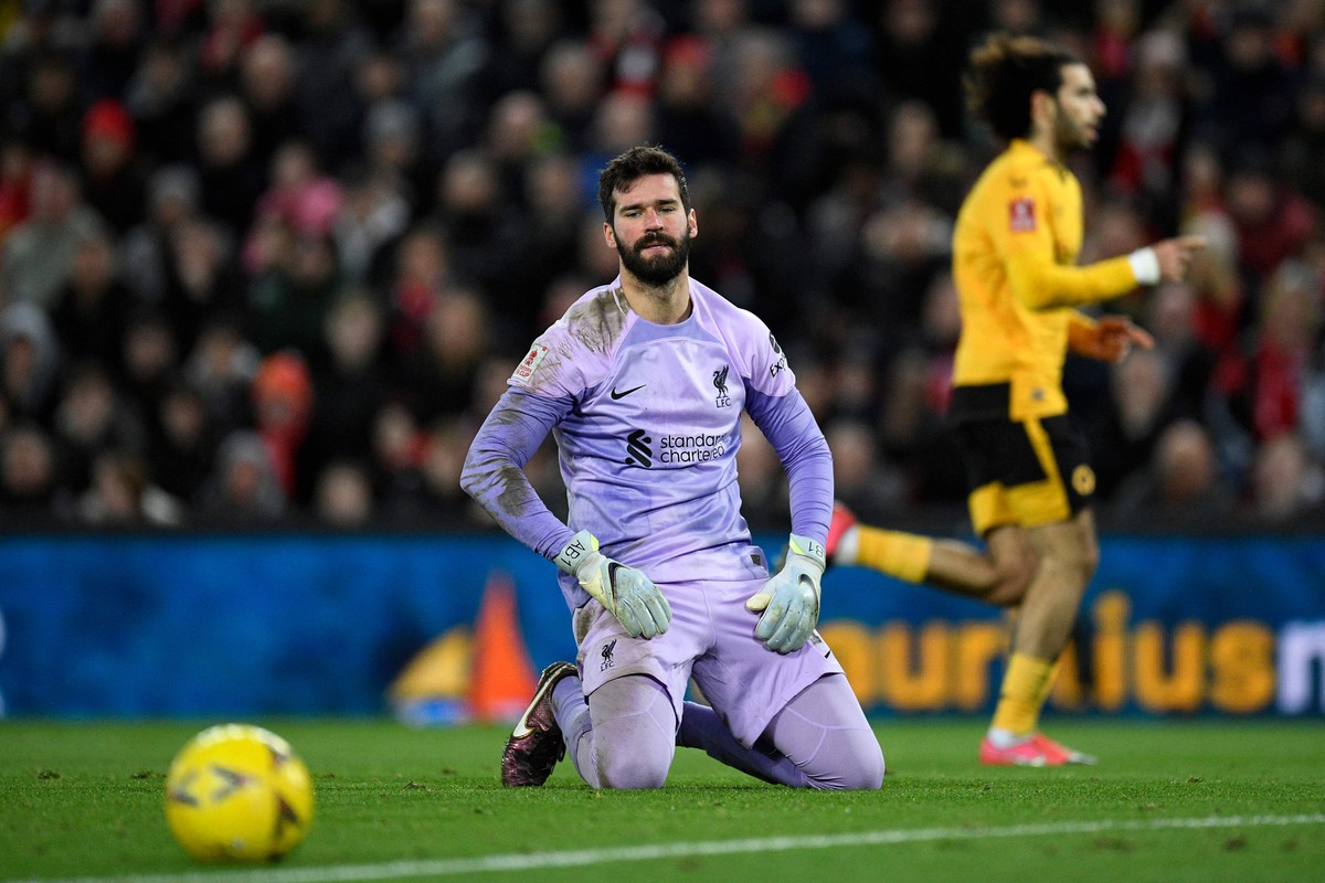'Terrível': goleiro Alisson é criticado por falha feia pelo Liverpool ...