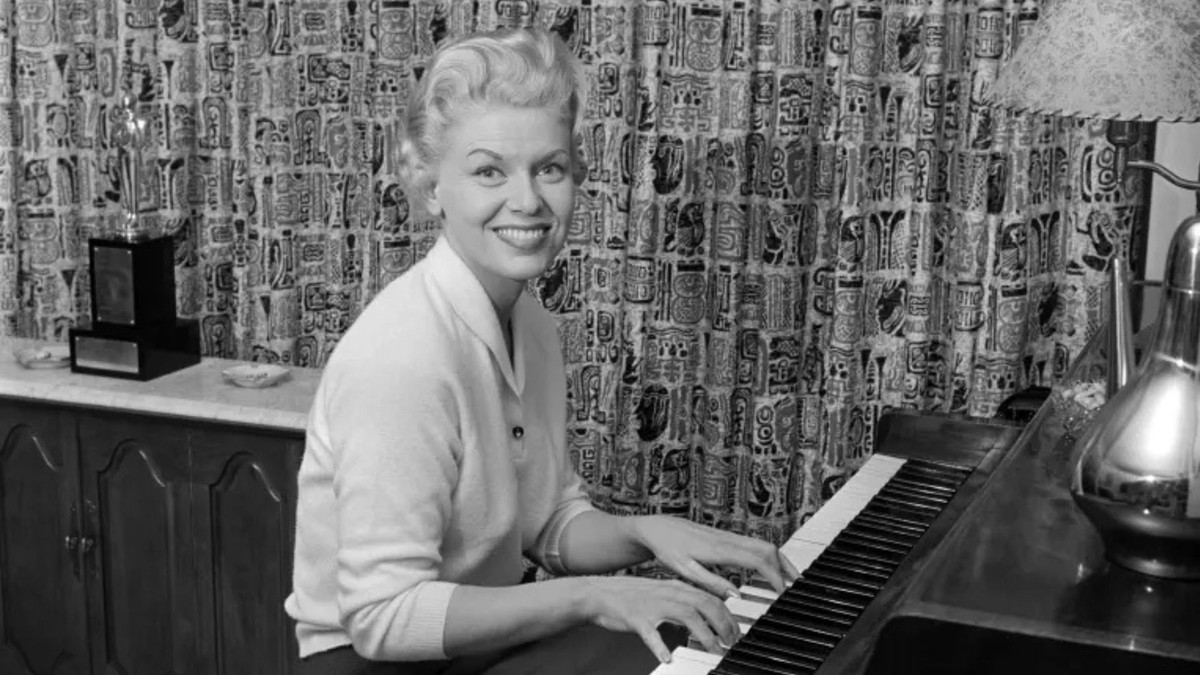 Morre Jane Morgan, cantora de 'Fascination' e estrela da Broadway, aos ...