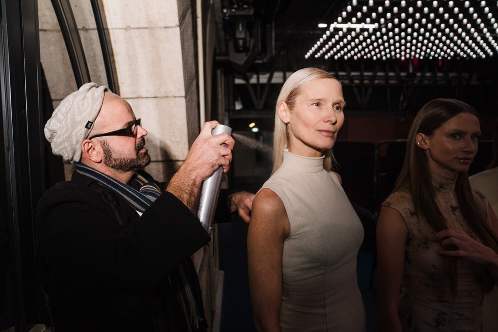 Maquiador brasileiro Marcello Costa leva folhas de ouro 18k às ...