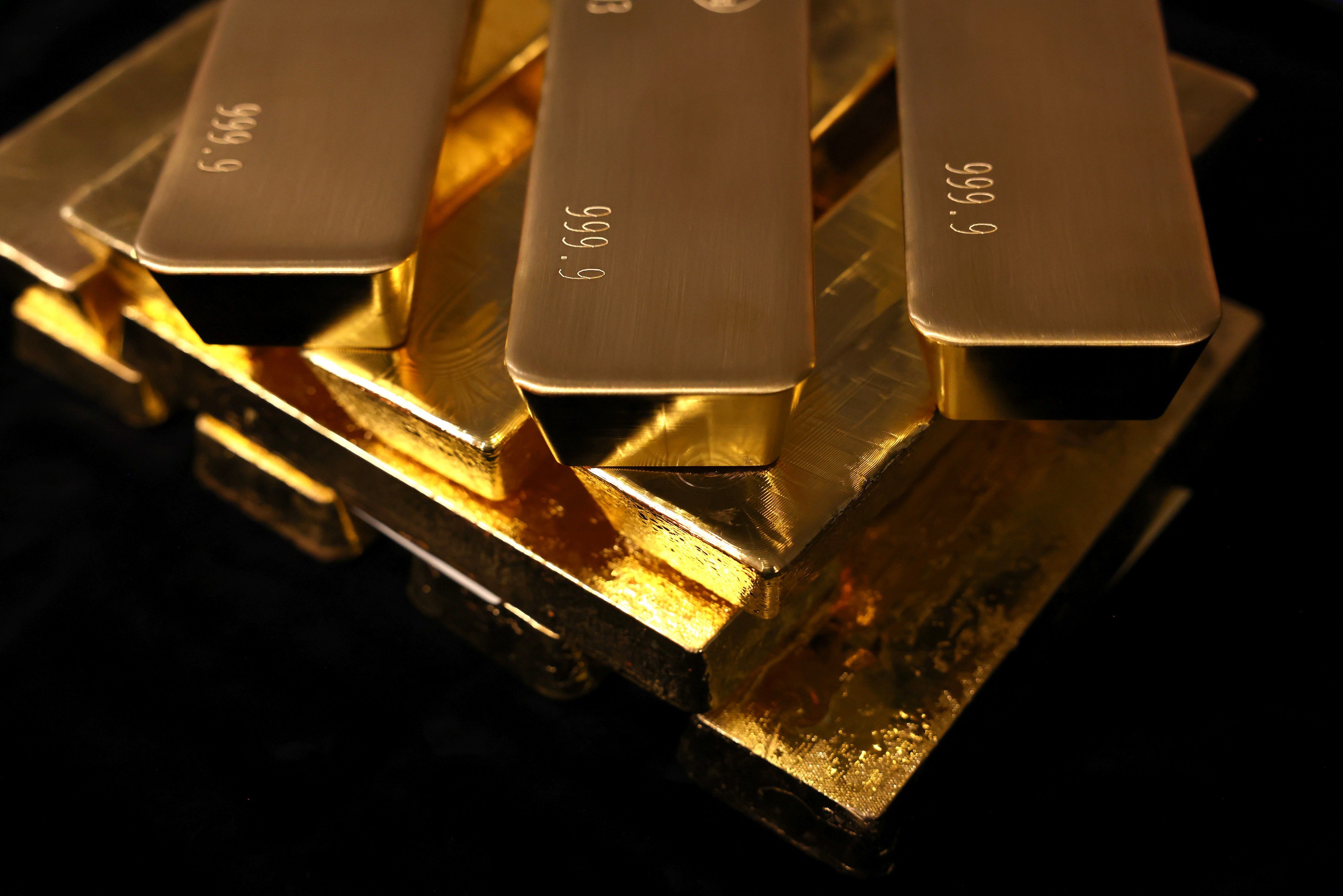 Ouro dispara 66% em 2025: vale a pena investir no metal no ano que vem?