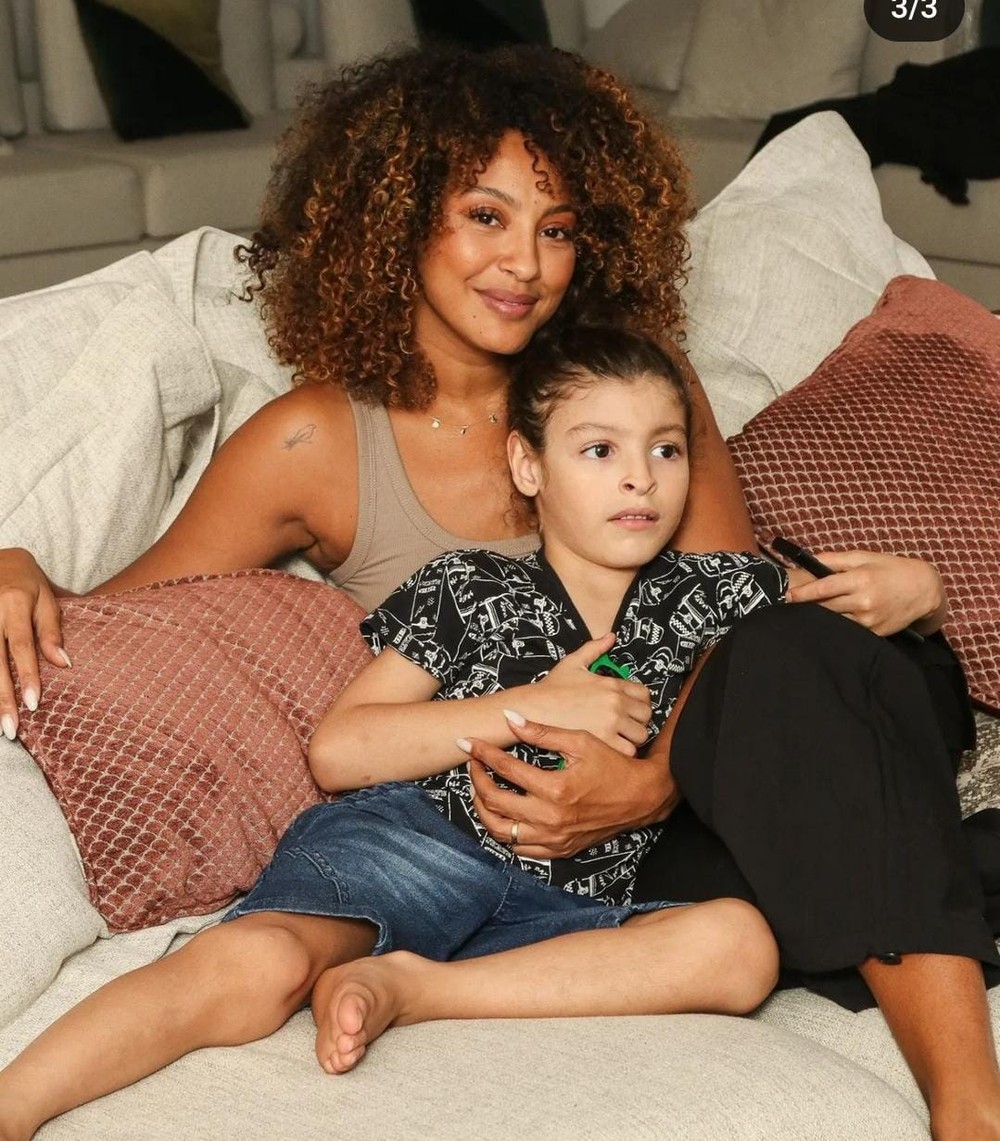 Sheron Menezzes abre álbum de fotos com o filho e encanta web