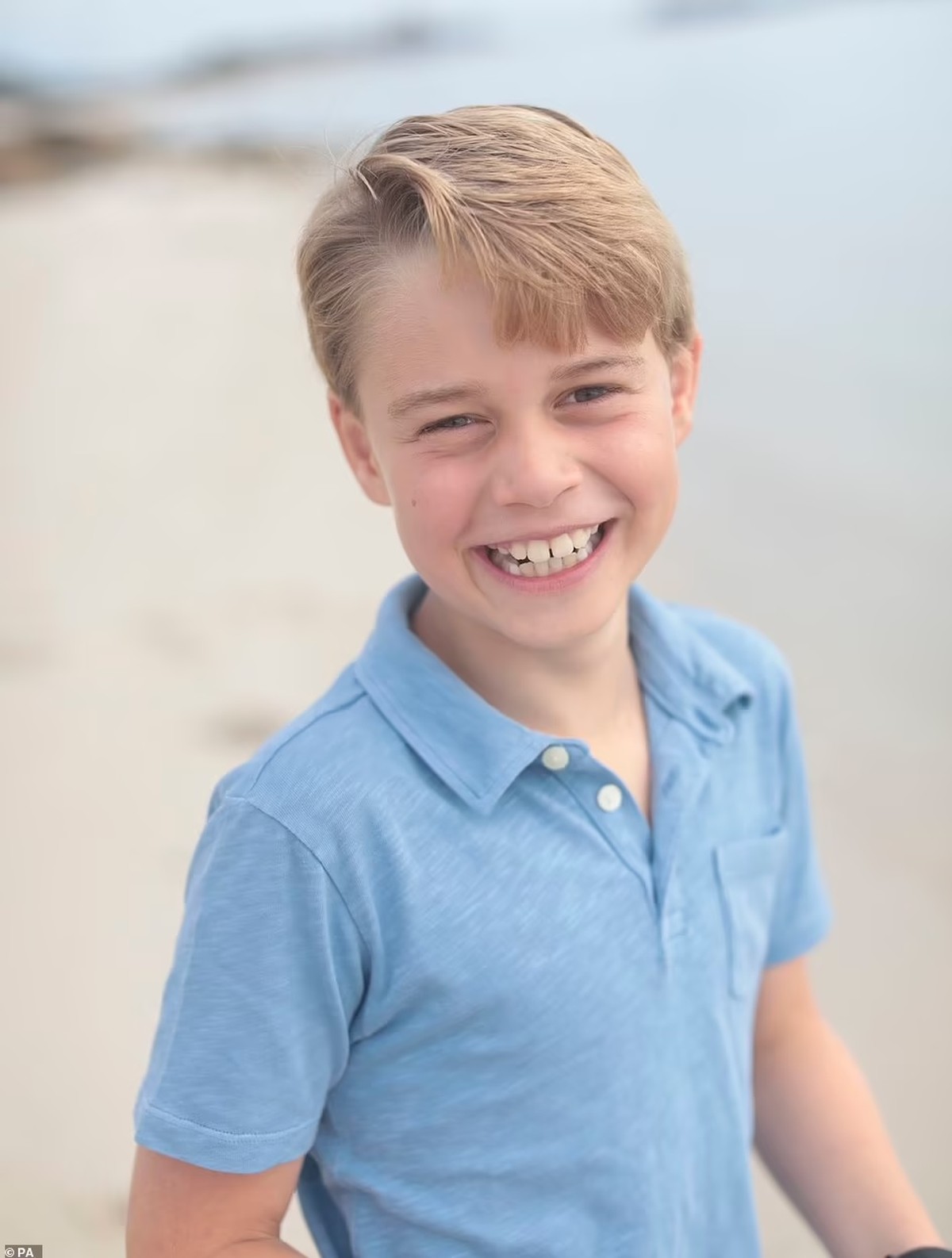 Sorridente, príncipe George posa para a foto oficial de comemoração de ...