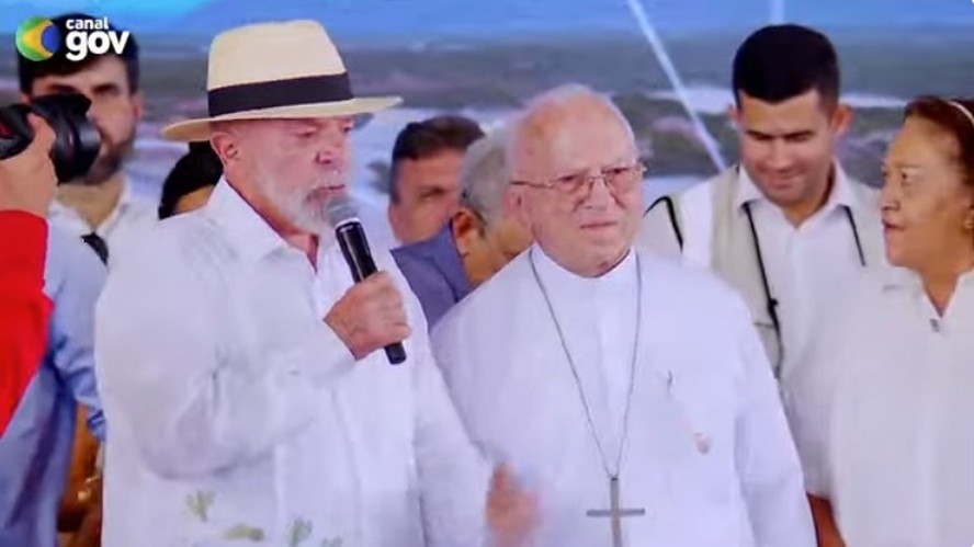 Lula faz discurso ao lado de padre após polêmica de esquerda com católicos