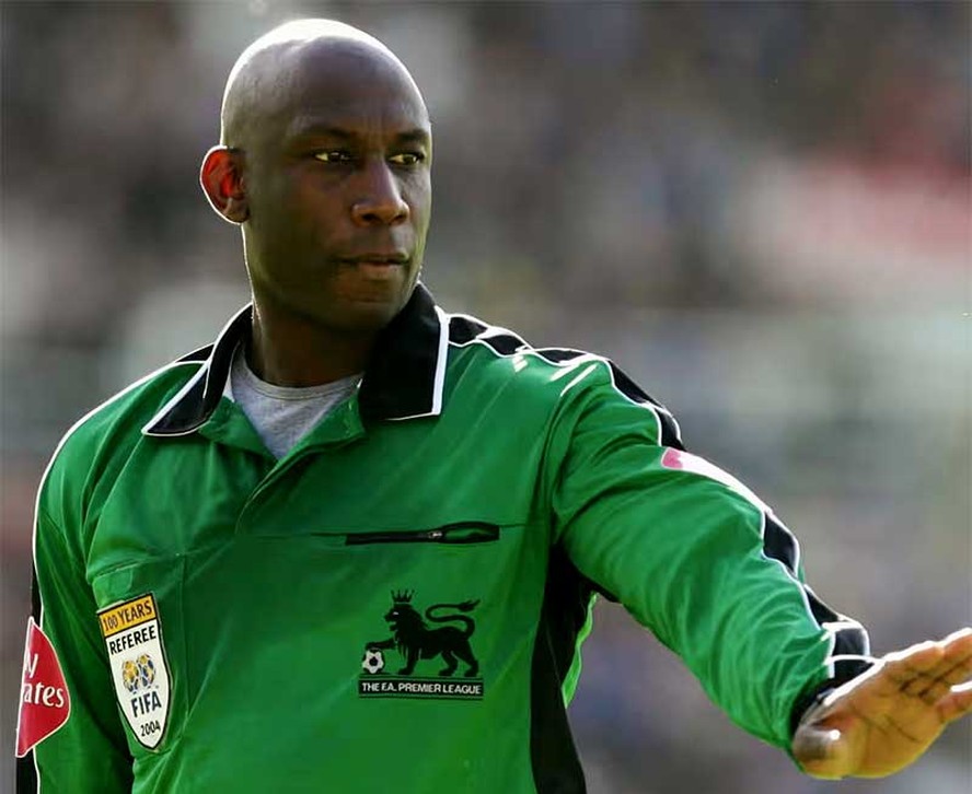 Primeiro árbitro negro na Premier League, Uriah Rennier, morre aos 65 anos