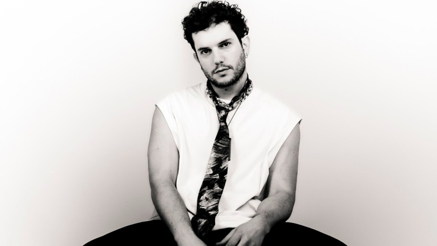 Conheça Edison Alcaide, ator que vive, em série, brasileiro Jean ...