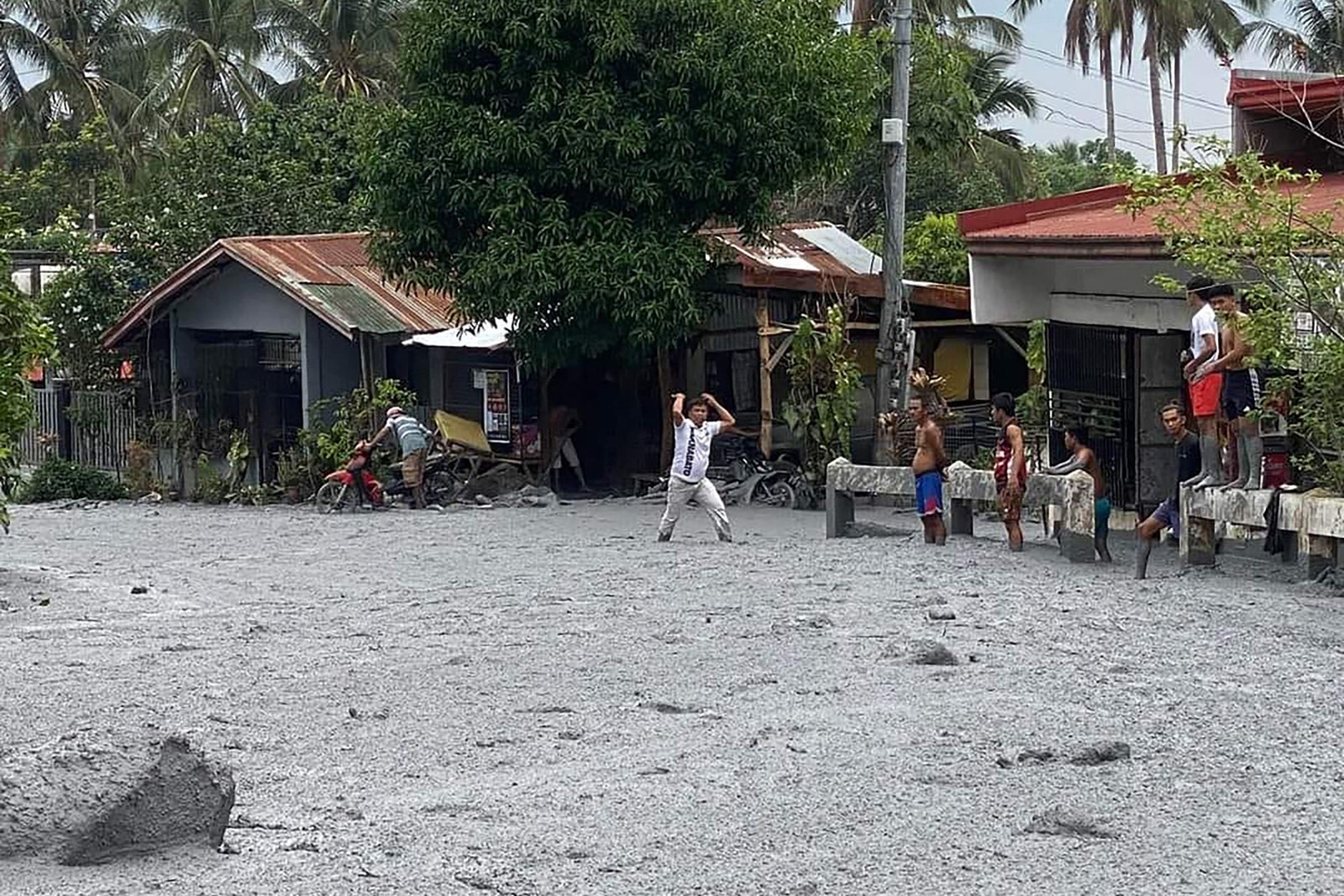 Vídeo: 'Lava fria' invade as ruas de vilarejo nas Filipinas dois dias ...