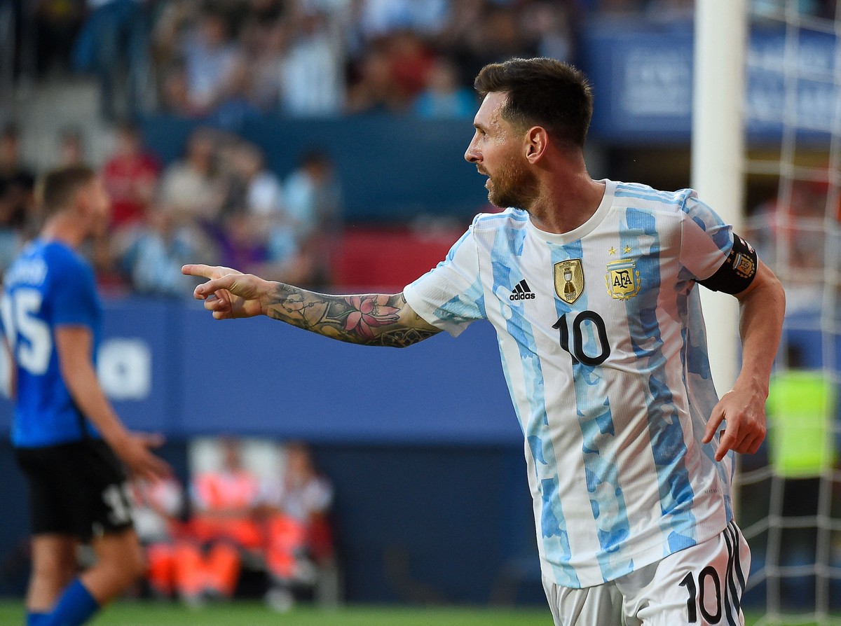 Messi marca cinco gols em uma partida pela primeira vez com a Argentina