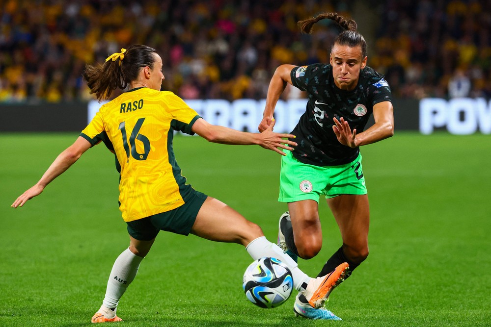 Autora de gols da Austrália, Raso usa laço no cabelo que virou tema de ...