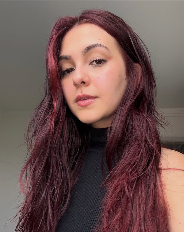 Cherry hair de Klara Castanho: a tendência de cabelo vermelho cereja ...